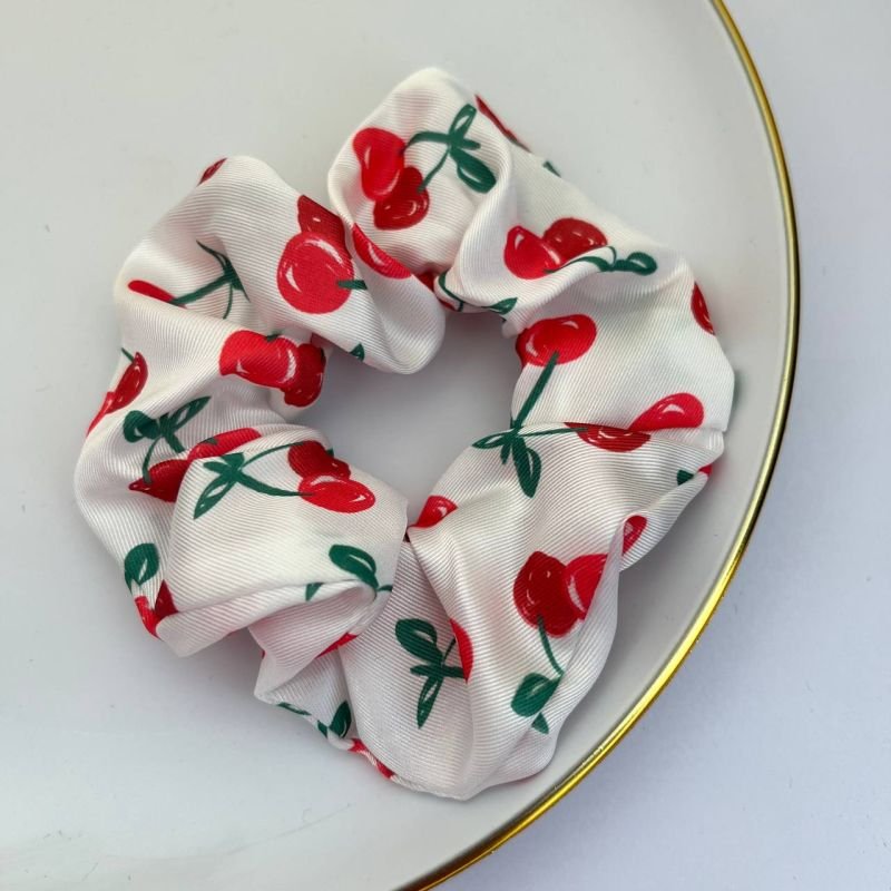 Miss Store | Acessórios Atacado - SCRUNCHIE CHERRY GRANDE BRANCA