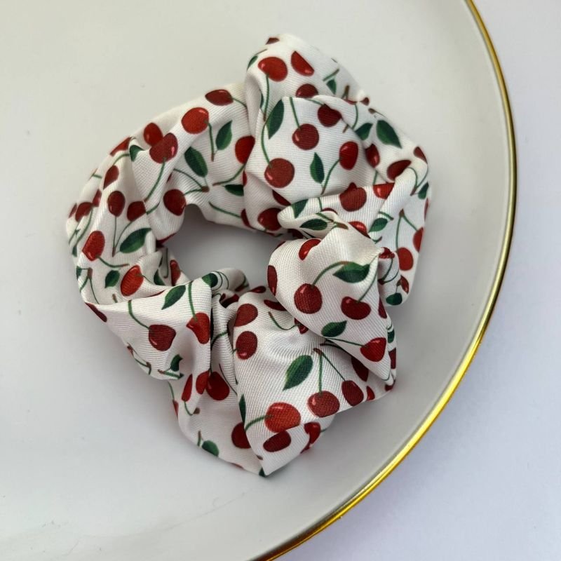 Miss Store | Acessórios Atacado - SCRUNCHIE CHERRY VINHO BRANCA